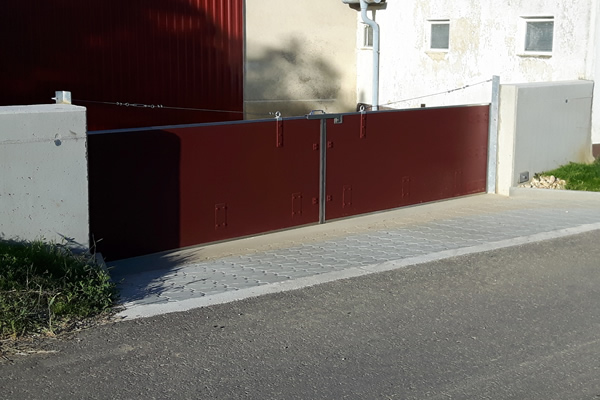 WHS Einfahrt rot lackiert – ME Hochwasserschutz